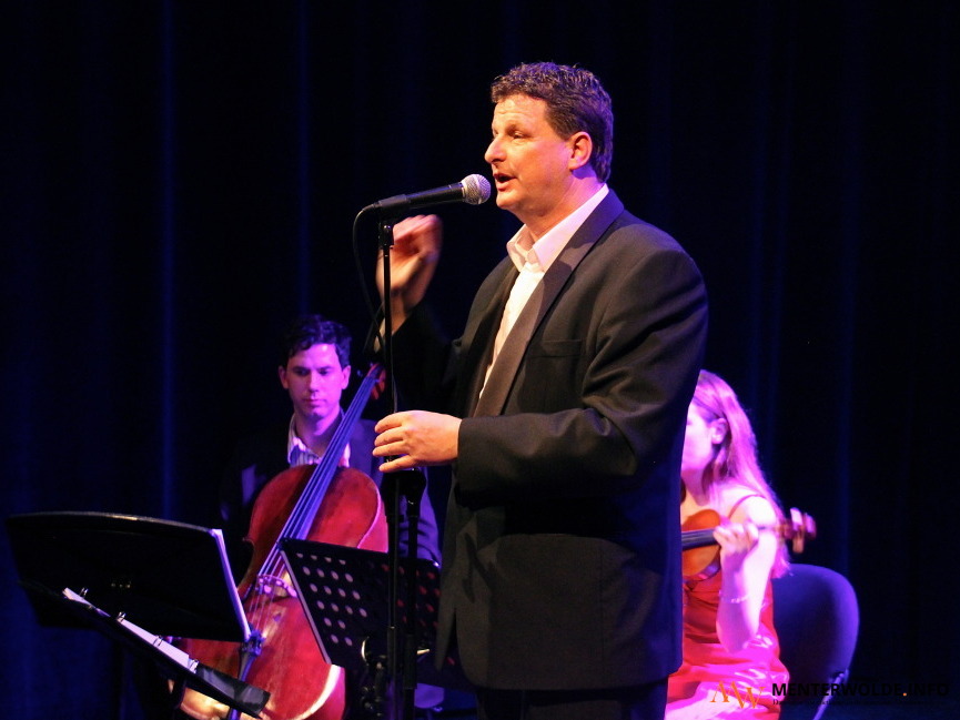 Theo Driessen zingt met WelCombo liedjes uit jaren 60/70 in Veendam ...