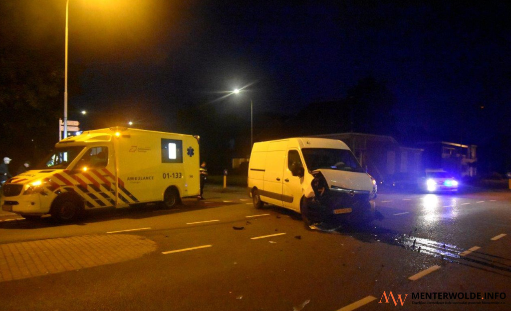 Botsing tussen bestelbus en personenauto op kruising in Veendam - Menterwolde.info